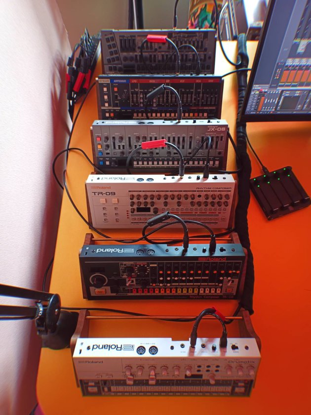 DIY Roland Boutique stands (finished) – Amadeus Paulussen